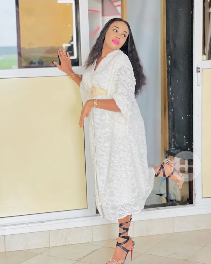 (Photos): Nafy Dièye de la Sentv rayonnante dans une robe blanche