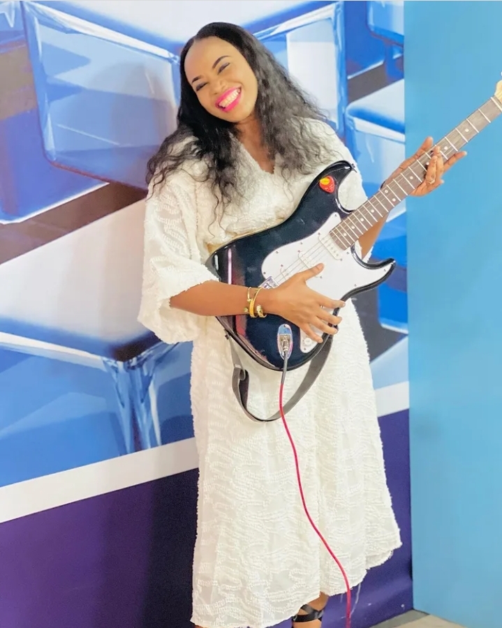 (Photos): Nafy Dièye de la Sentv rayonnante dans une robe blanche