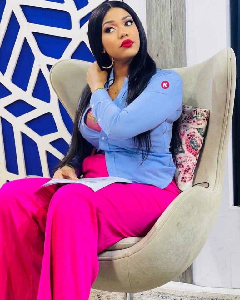 Ya Awa Dièye, la présentatrice télé garde un look hyper cool en toute circonstance (Photos)