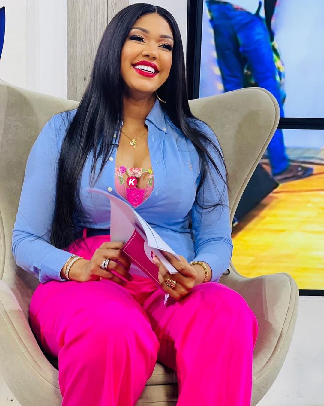 Ya Awa Dièye, la présentatrice télé garde un look hyper cool en toute ...