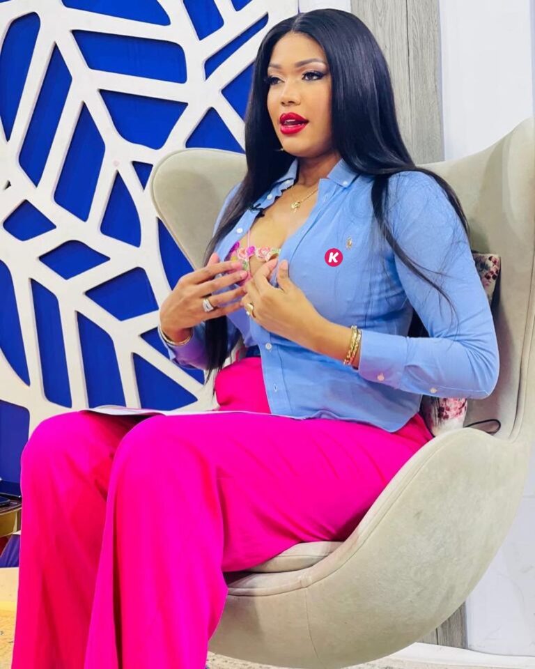 Ya Awa Dièye, la présentatrice télé garde un look hyper cool en toute ...