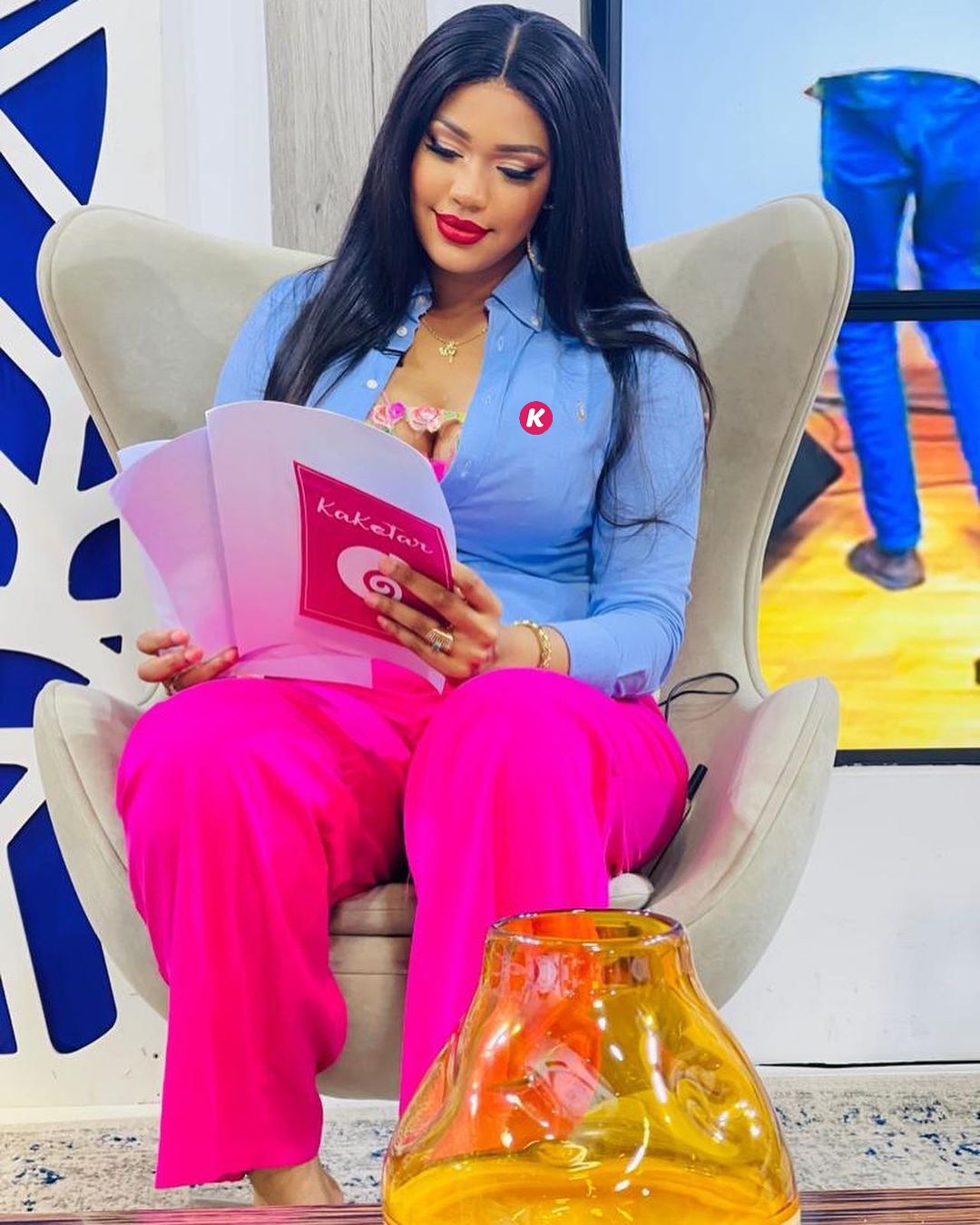 Ya Awa Dièye, la présentatrice télé garde un look hyper cool en toute ...