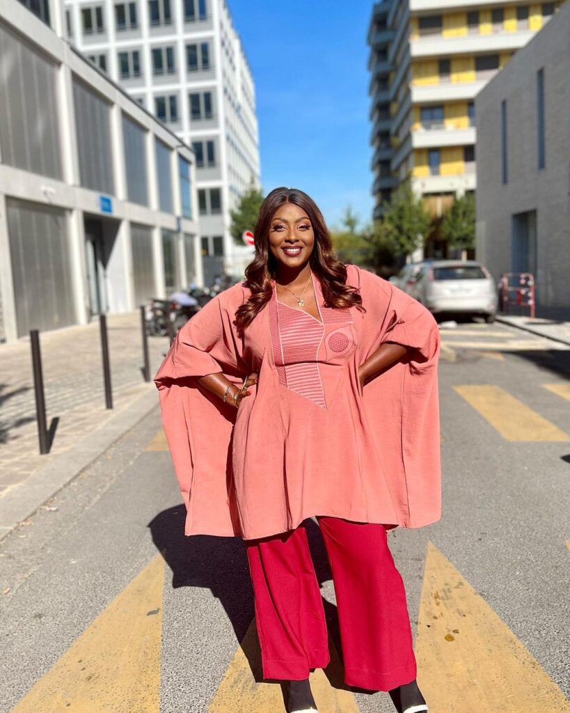 (04 photos) : Halima Gadji défile dans les rues parisiennes dans sa ...