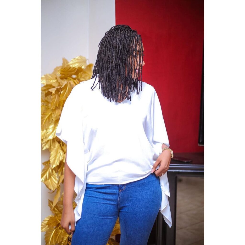 (04 photos) : Le look simple et décontracté de l’actrice Amy Léa ...