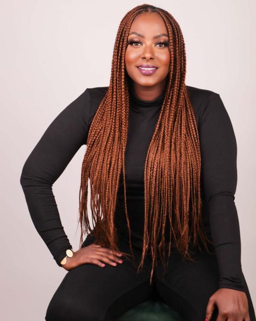 (03 photos) : Halima Gadji éblouit dans son look total black et ses mèches