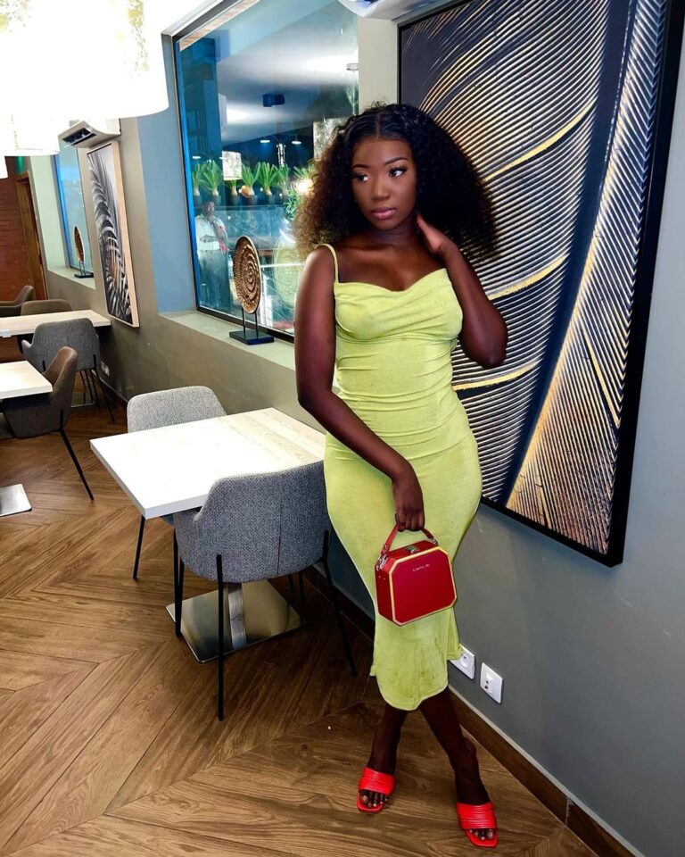 (02 photos) : Amy de la série Adja se moule dans une robe 3/4 qui ...