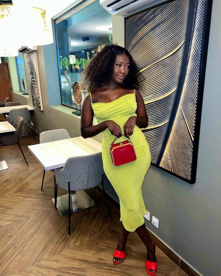 (02 photos) : Amy de la série Adja se moule dans une robe 3/4 qui ...