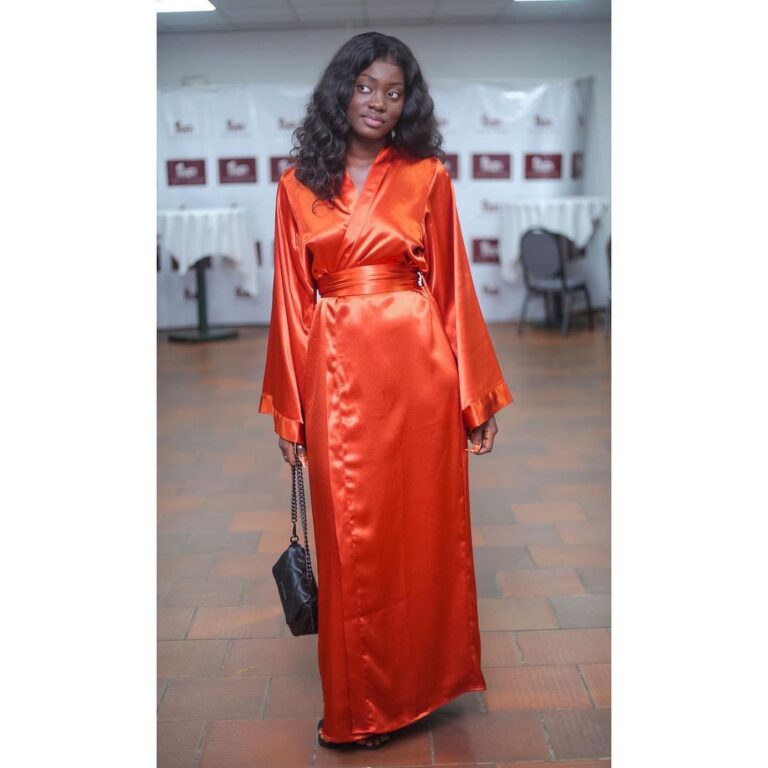 (04 photos) : La robe en soie de l’actrice Ndeye Marie séduit ses abonnés