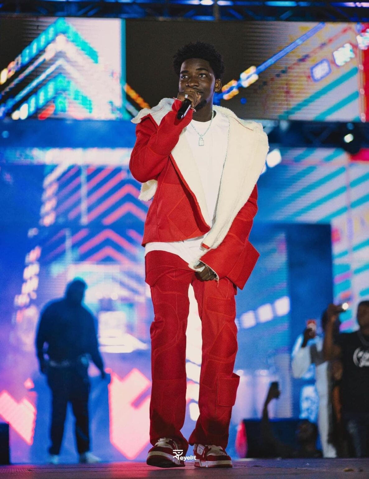 18 ans, millionnaire, populaire : Vj, la nouvelle coqueluche de la zik galsen