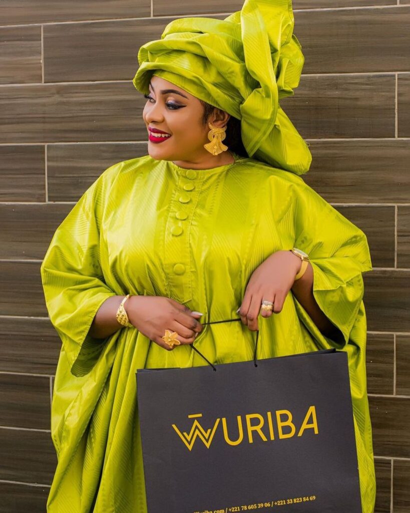 (06 photos) : L’actrice Adja majestueuse dans son grand boubou vert