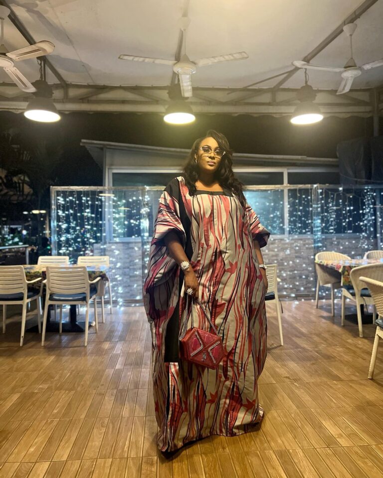(03 photos) : L’actrice Adja sur son 31 dans une robe splendide