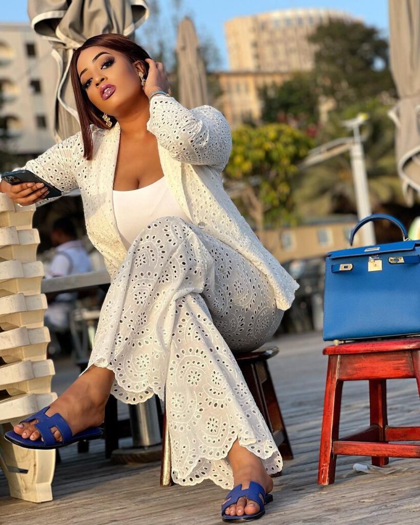 (07 photos) – White-blue : L’actrice Betty initie au look blanc-azur