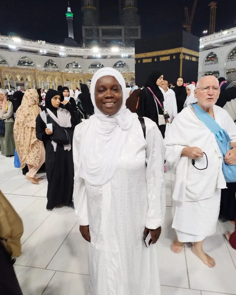 (02 photos) : La journaliste Mame Fatou Ndoye a effectué son Oumra à La ...