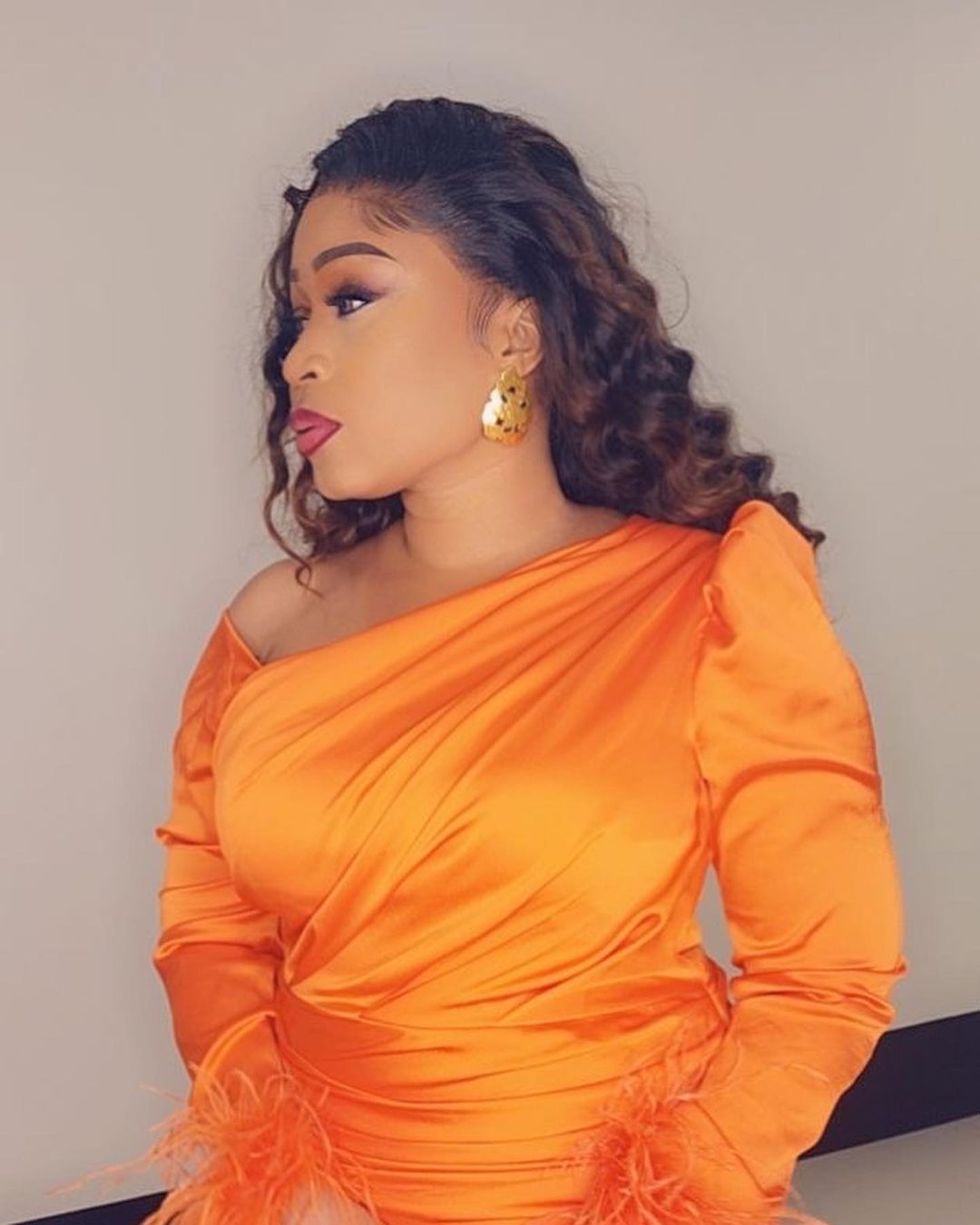 (03 photos) : Aida Samb en orange flashy montre sa puissance et son ...