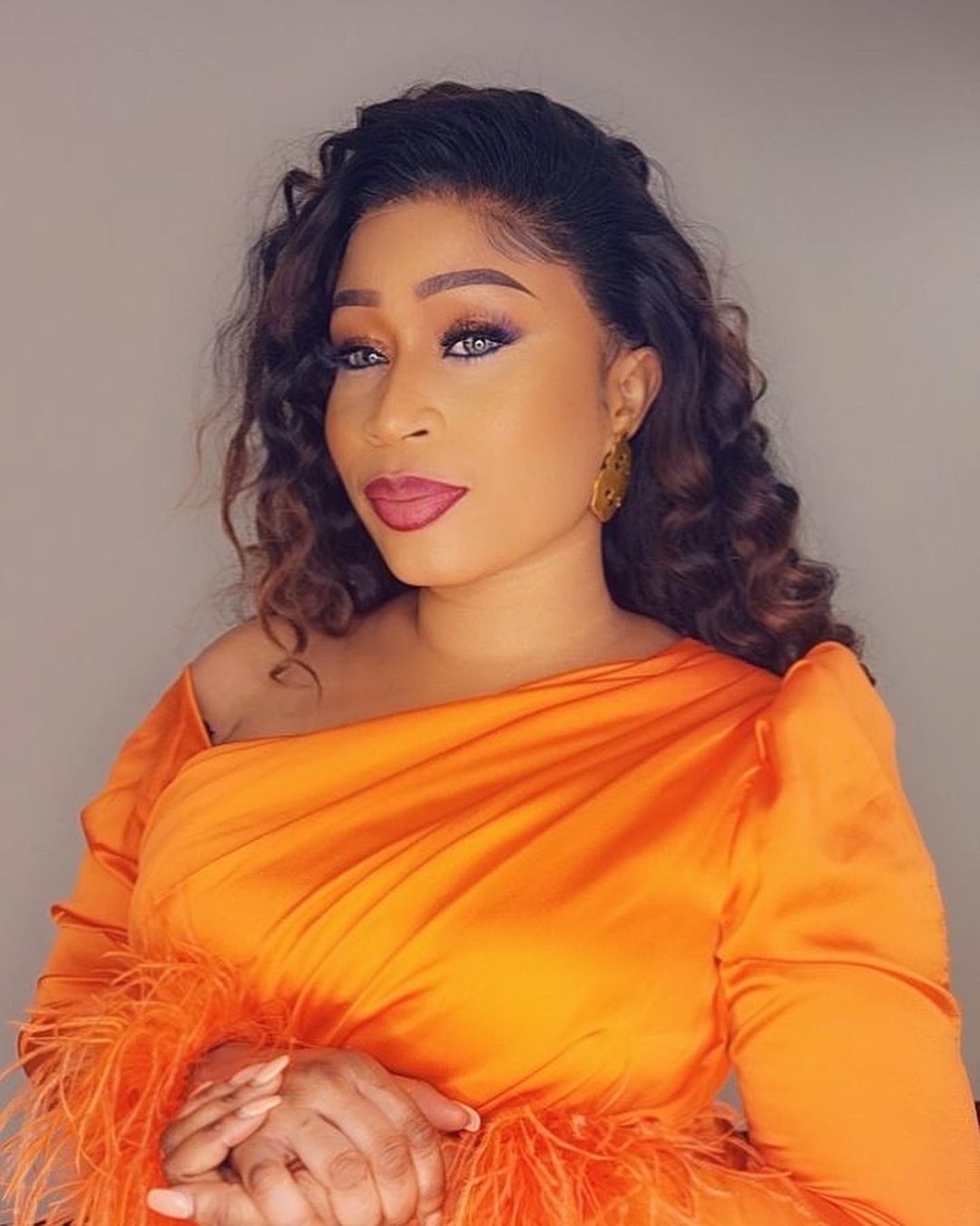 (03 photos) : Aida Samb en orange flashy montre sa puissance et son ...