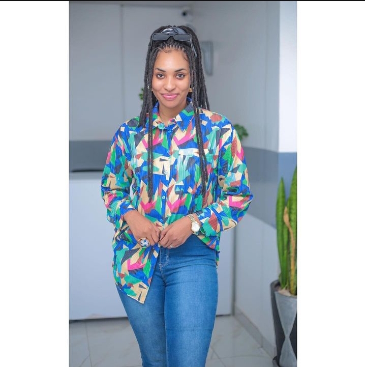 (Photos): Chemise bigarrée, jean rempli, Amy Léa Sy expose sa beauté ...