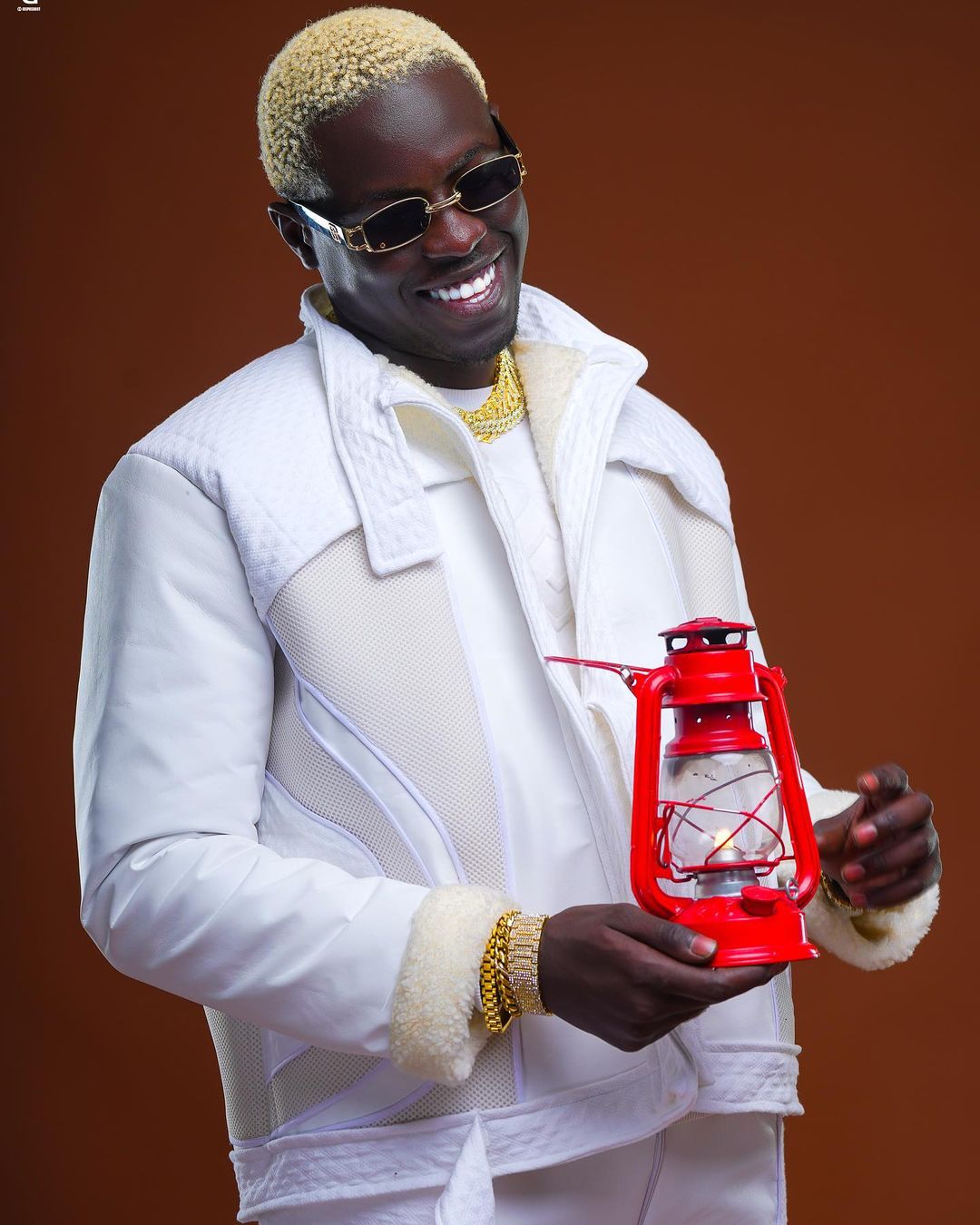 (03 photos) – Ngaaka Blindé : Le look blanc-rouge qui l’illumine