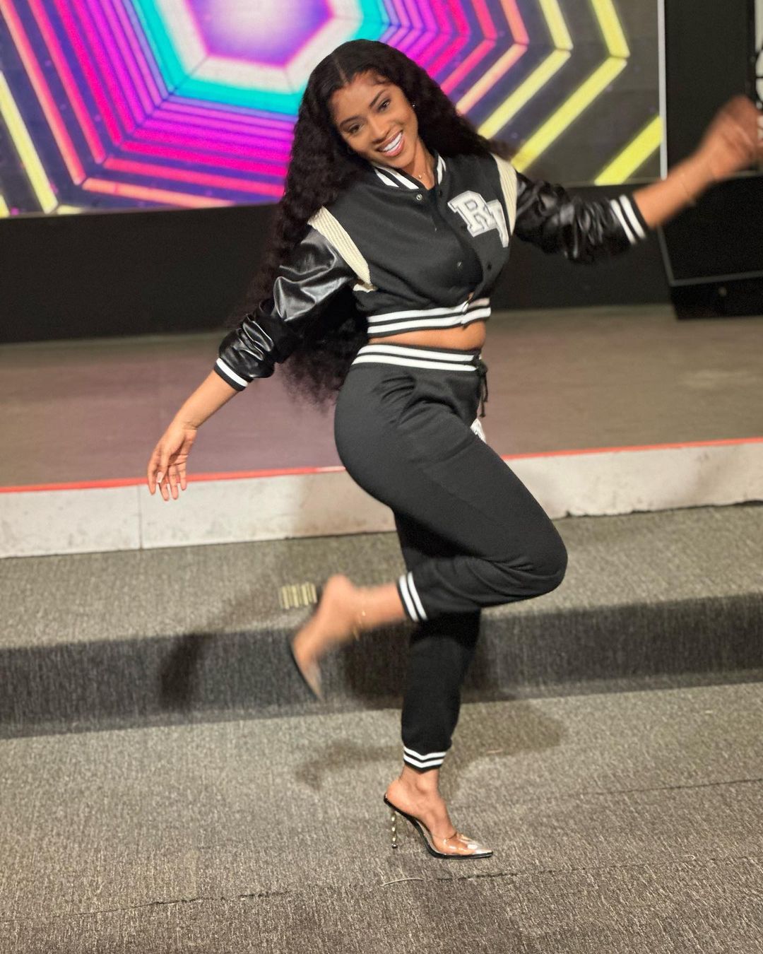 (04 photos) – Lookée en sweat crop-top : Racky Aidara illumine le ...