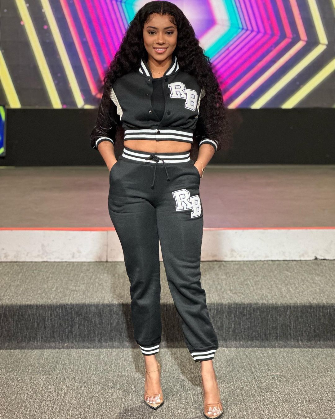 Lookée en sweat crop-top : Racky Aidara illumine le plateau de la 2stv ...