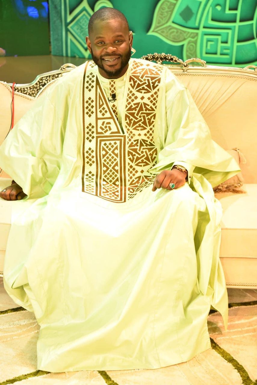 (Photos) – Pape Cheikh Diallo, un vrai « buur » dans un Grand Boubou.