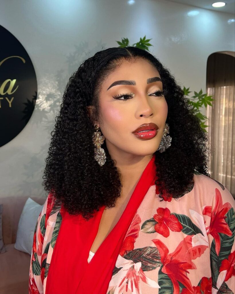 (09 photos) – Adja Diallo : Beauté frappante pour followers bluffés