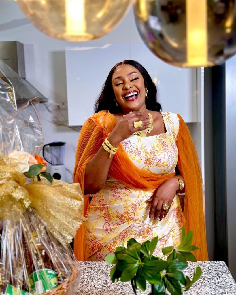 (05 photos) : Adja majestueuse dans une robe sur mesure