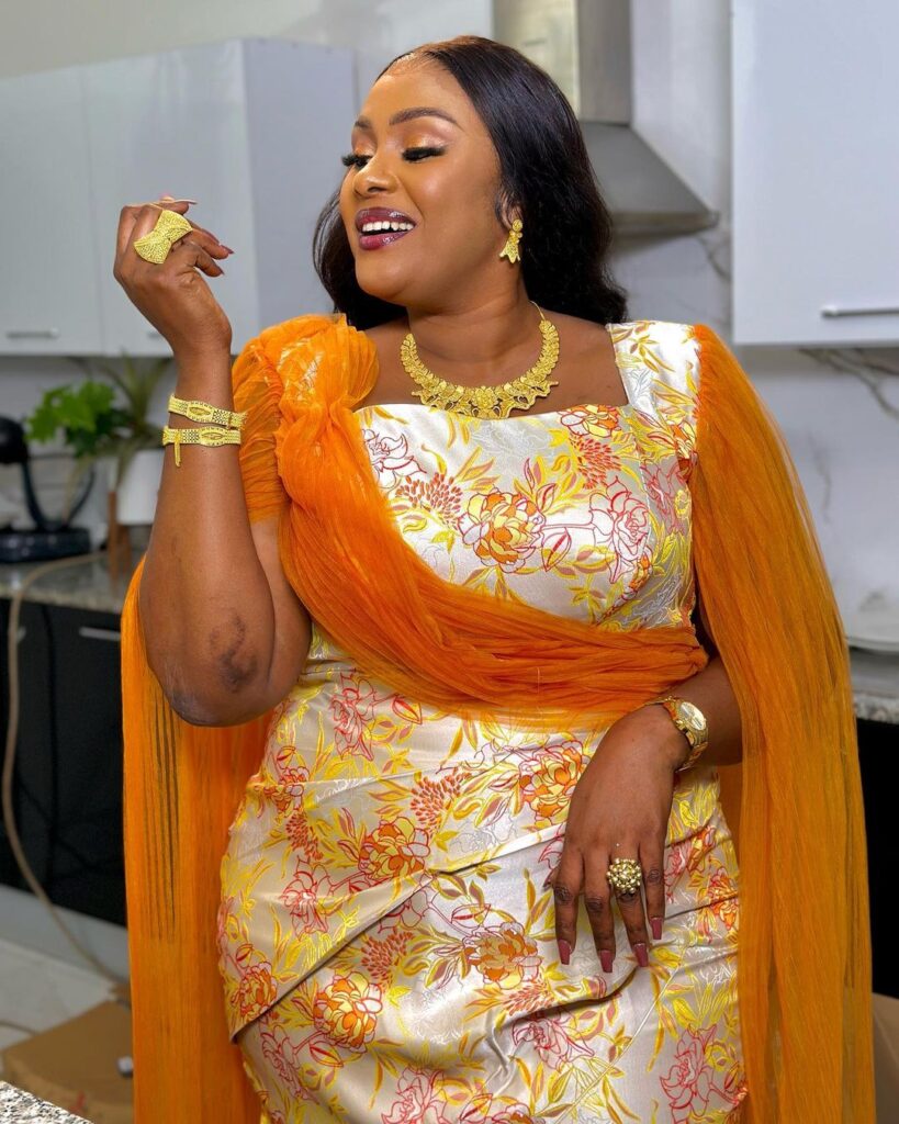 (05 photos) : Adja majestueuse dans une robe sur mesure
