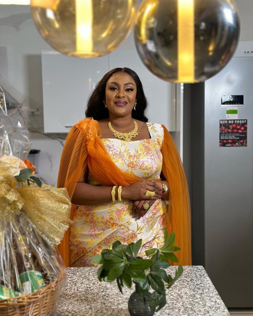 (05 photos) : Adja majestueuse dans une robe sur mesure