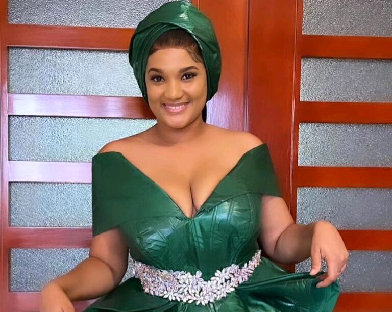 (3) Photos – Eva de « Pod et Marichou » dévoile son élégance en taille basse