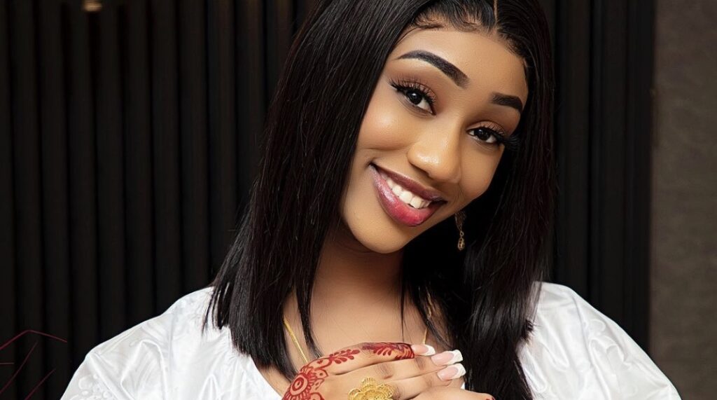(4) Photos – La sublime Binta fait sensation en tenue traditionnelle ...