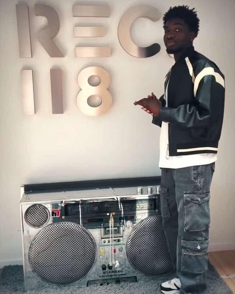 Musique: Le rappeur VJ partage le même label que Aya Nakamura et…