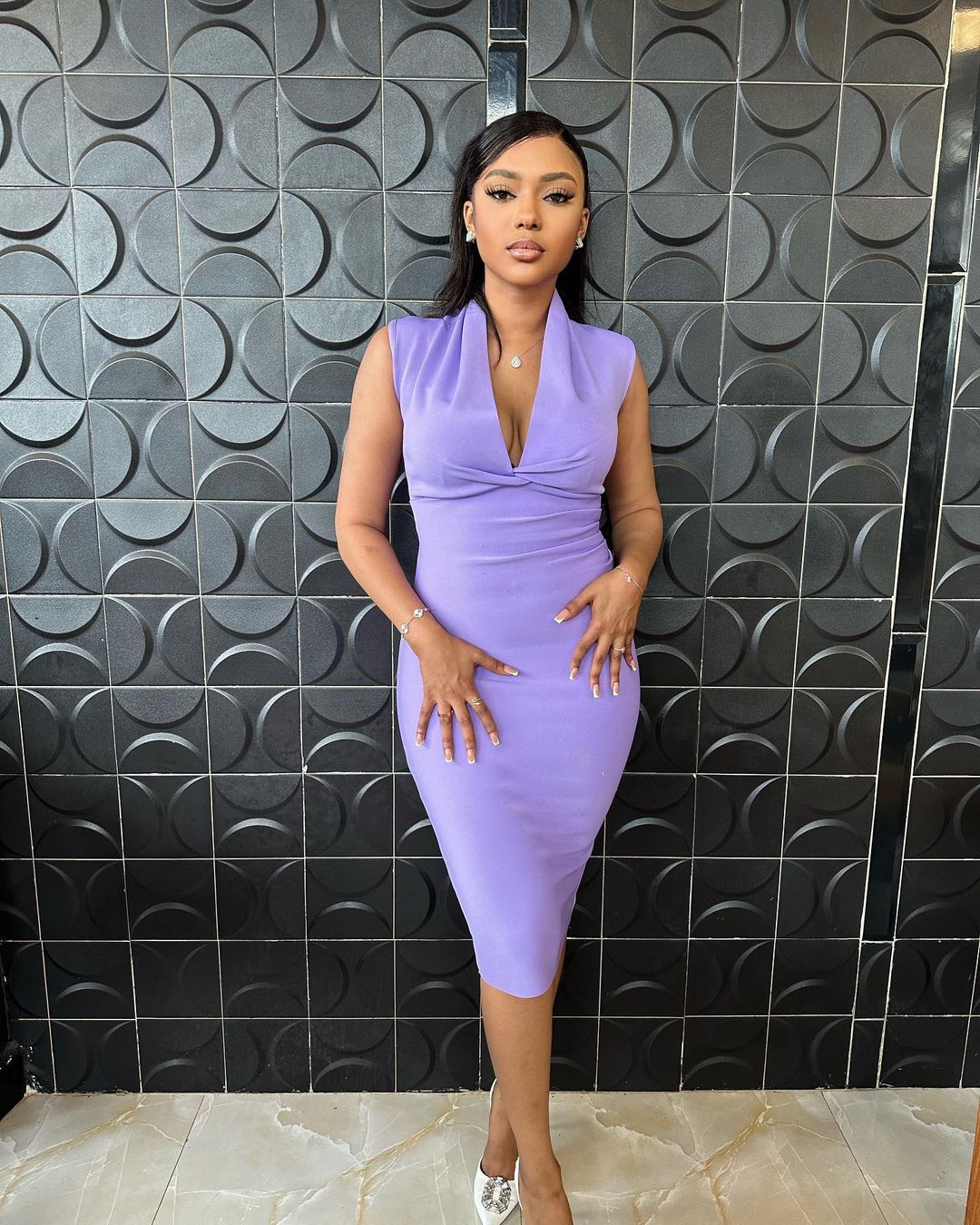 (04 photos) : Moulée dans une robe mauve, Racky Aidara sublime comme jamais