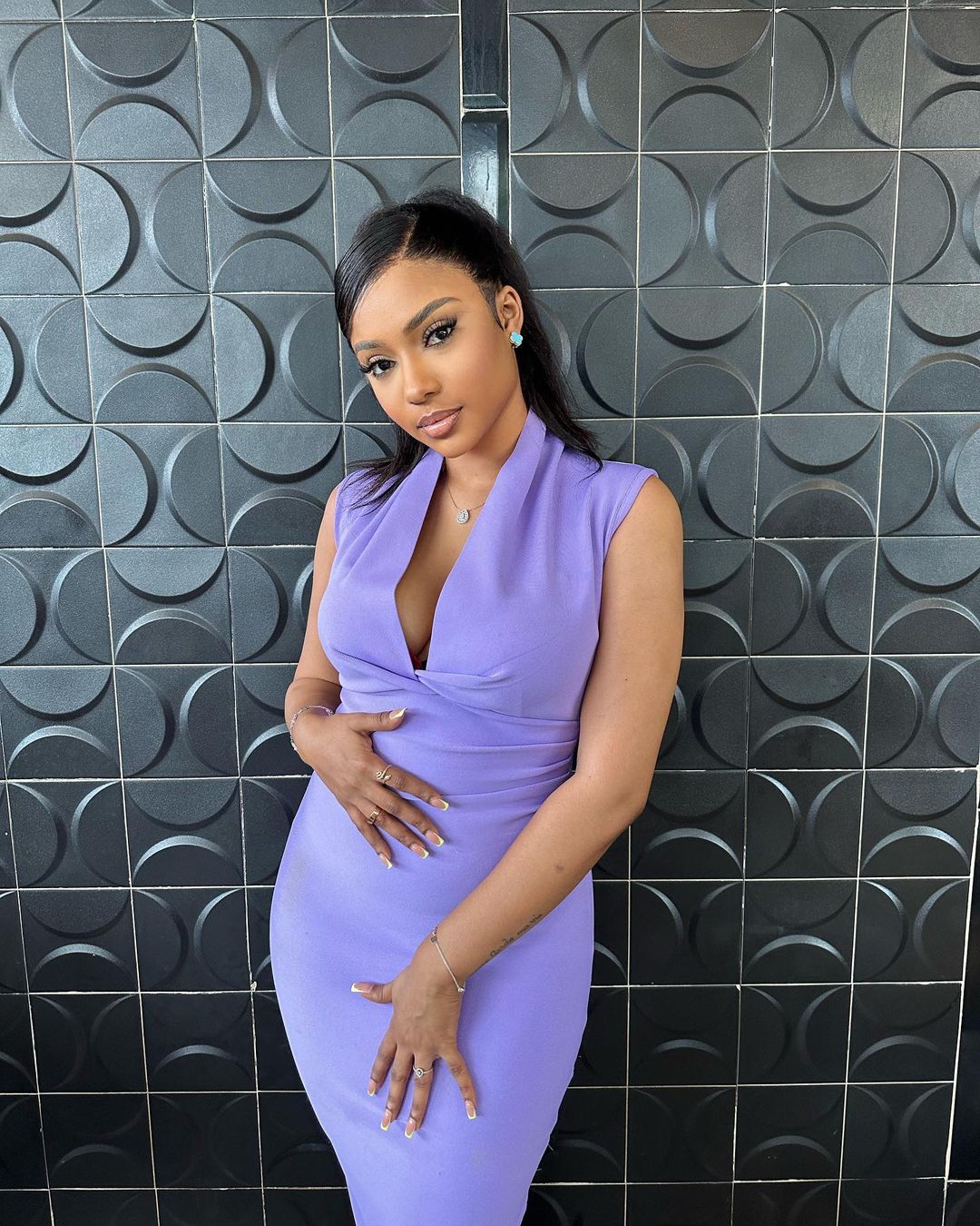 (04 photos) : Moulée dans une robe mauve, Racky Aidara sublime comme jamais